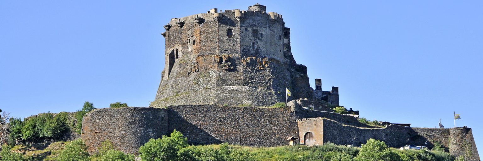 Le Château De Murol En Auvergne, Le Château De Murol Dans dedans Moyen ... Le Château De Murol En Auvergne, Le Château De Murol Dans dedans Moyen ...
